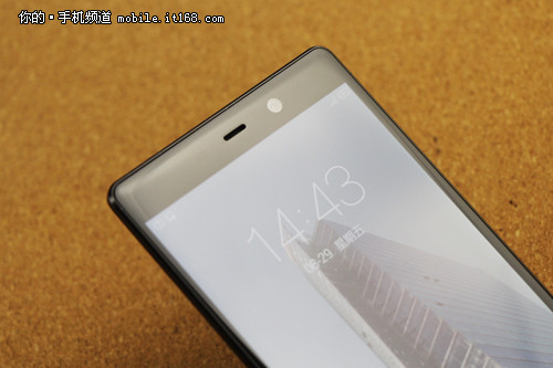 2K屏旗舰配置+超强性价比 IUNI U3评测